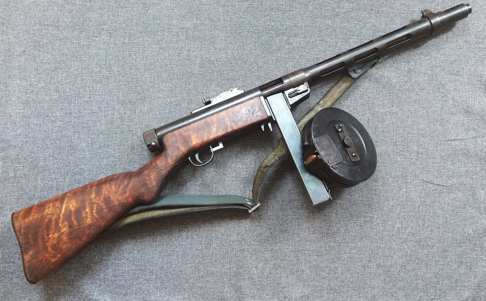 Fiński pistolet maszynowy, skonstruowany przez Aimo Lahtiego (przy współpracy Y. Koskinena) pod ...